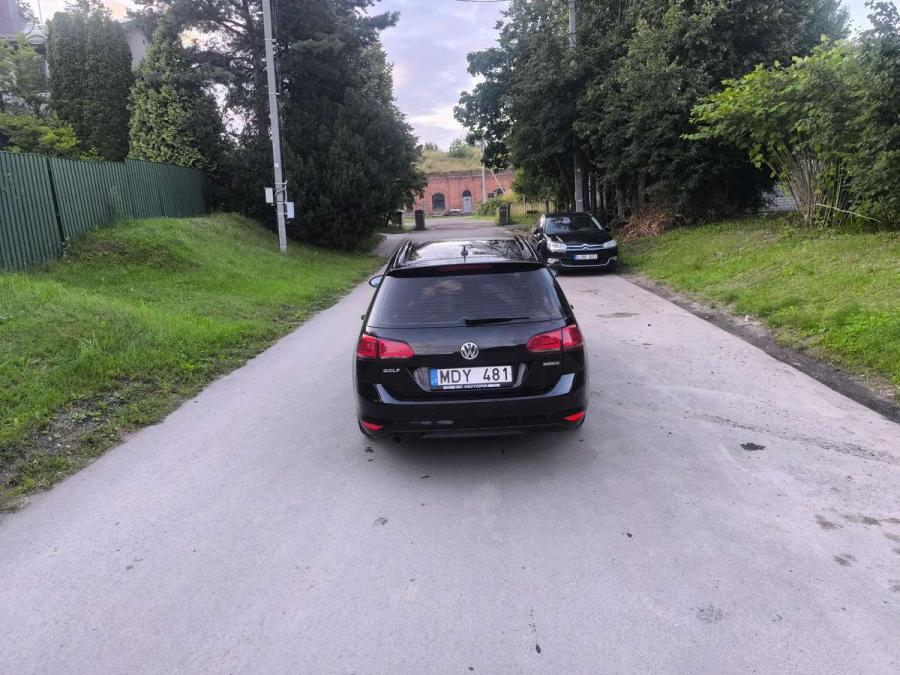 Black Volkswagen Golf 2015 in Kaunas, with an engine capacity of 1.60 L and mileage of 283 thousand km for 5190 €, photo 6 on AUTOMOTO.COM.LV