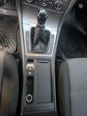 Black Volkswagen Golf 2015 in Kaunas, with an engine capacity of 1.60 L and mileage of 283 thousand km for 5190 €, photo 13 on AUTOMOTO.COM.LV