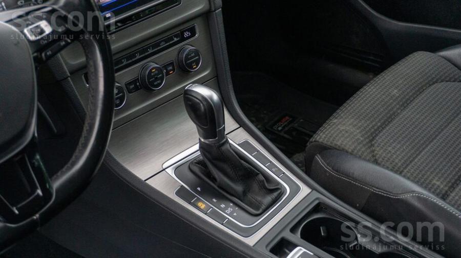 Black Volkswagen Golf 2016 in Riga, with an engine capacity of 1.60 L and mileage of 192 thousand km for 7290 €, photo 15 on AUTOMOTO.COM.LV