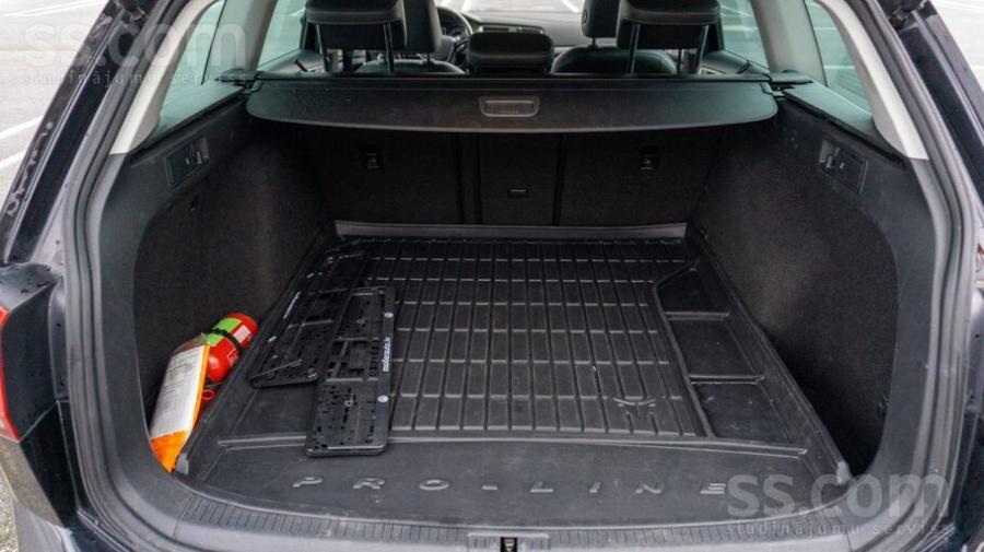 Black Volkswagen Golf 2016 in Riga, with an engine capacity of 1.60 L and mileage of 192 thousand km for 7290 €, photo 29 on AUTOMOTO.COM.LV