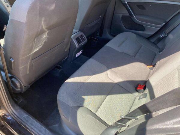 Black Volkswagen Golf 2016 in Siauliai, with an engine capacity of 1.60 L and mileage of 200 thousand km for 3100 €, photo 8 on AUTOMOTO.COM.LV