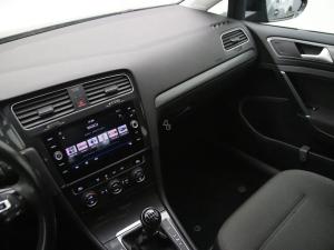 Black Volkswagen Golf 2017 in Vilnius, with an engine capacity of 1.60 L and mileage of 237 thousand km for 7599 €, photo 22 on AUTOMOTO.COM.LV