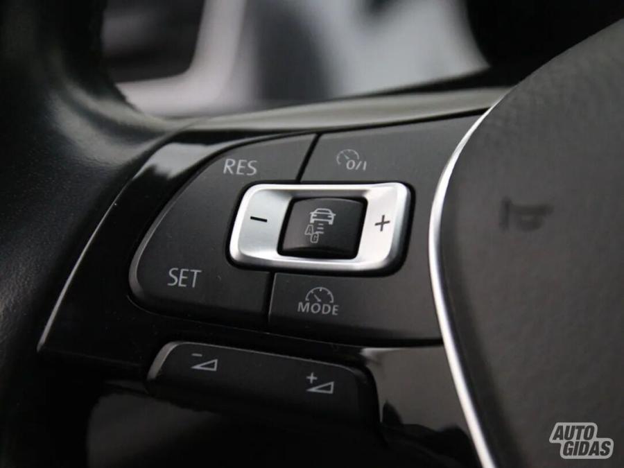 Black Volkswagen Golf 2017 in Vilnius, with an engine capacity of 1.60 L and mileage of 237 thousand km for 7599 €, photo 32 on AUTOMOTO.COM.LV