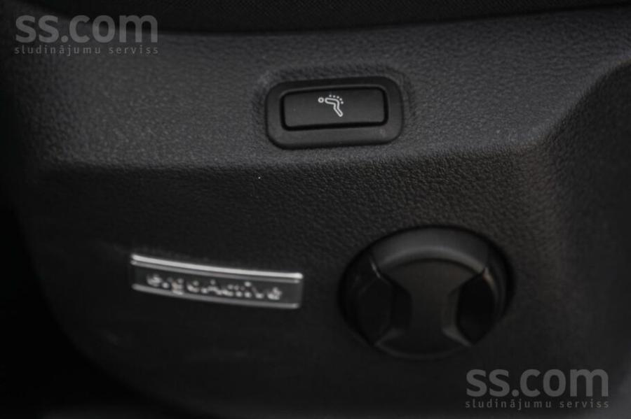 Black Volkswagen Golf 2017 in Riga, with an engine capacity of 2.00 L and mileage of 193 thousand km for 13990 €, photo 21 on AUTOMOTO.COM.LV