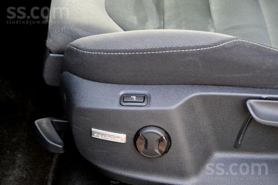 Black Volkswagen Golf 2017 in Tukums, with an engine capacity of 1.60 L and mileage of 260 thousand km for 10590 €, photo 32 on AUTOMOTO.COM.LV