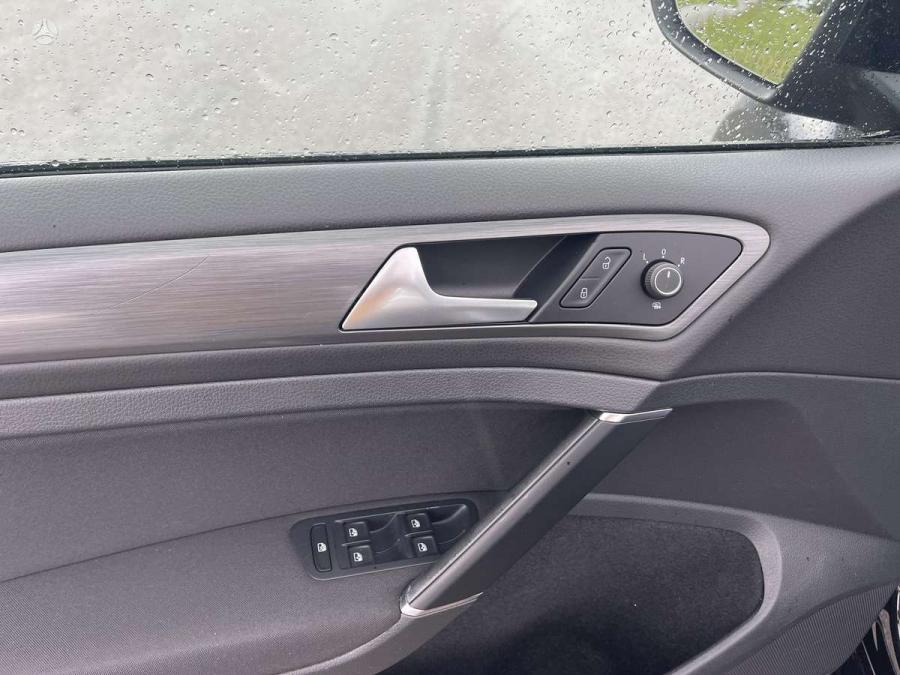 Black Volkswagen Golf 2018 in Kaunas, with an engine capacity of 1.60 L and mileage of 192 thousand km for 5999 €, photo 18 on AUTOMOTO.COM.LV