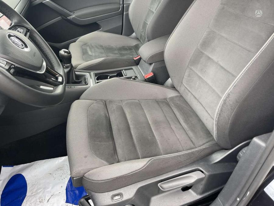 Black Volkswagen Golf 2018 in Kaunas, with an engine capacity of 1.60 L and mileage of 192 thousand km for 5999 €, photo 24 on AUTOMOTO.COM.LV