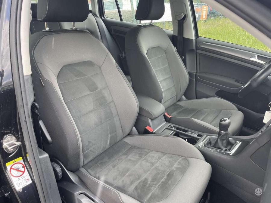 Black Volkswagen Golf 2018 in Kaunas, with an engine capacity of 1.60 L and mileage of 192 thousand km for 5999 €, photo 29 on AUTOMOTO.COM.LV