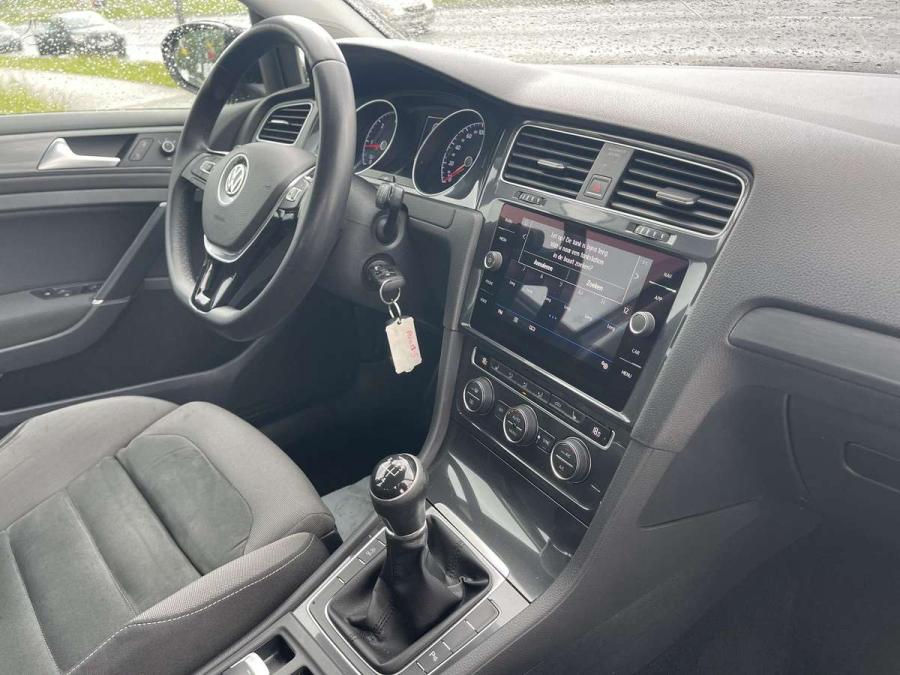 Black Volkswagen Golf 2018 in Kaunas, with an engine capacity of 1.60 L and mileage of 192 thousand km for 5999 €, photo 30 on AUTOMOTO.COM.LV