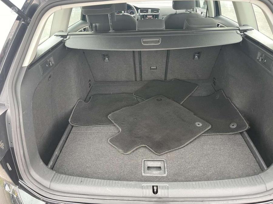 Black Volkswagen Golf 2018 in Kaunas, with an engine capacity of 1.60 L and mileage of 192 thousand km for 5999 €, photo 31 on AUTOMOTO.COM.LV