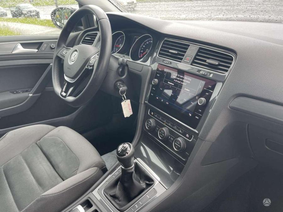 Black Volkswagen Golf 2018 in Kaunas, with an engine capacity of 1.60 L and mileage of 192 thousand km for 5999 €, photo 30 on AUTOMOTO.COM.LV