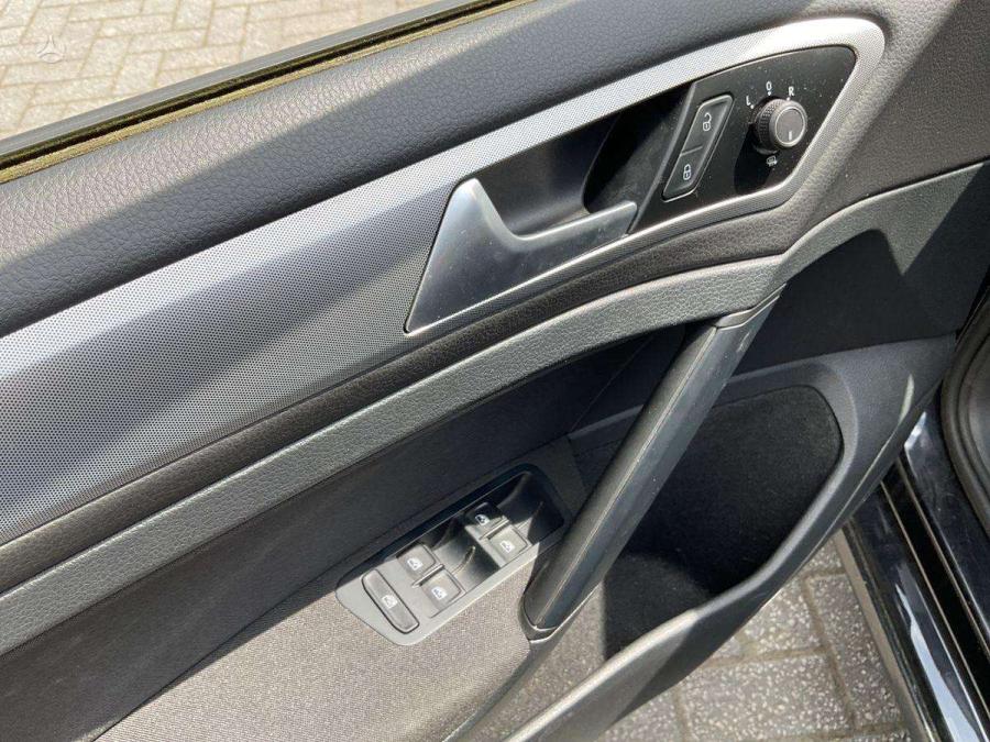 Black Volkswagen Golf 2018 in Vilnius, with an engine capacity of 1.60 L and mileage of 192 thousand km for 11255 €, photo 11 on AUTOMOTO.COM.LV