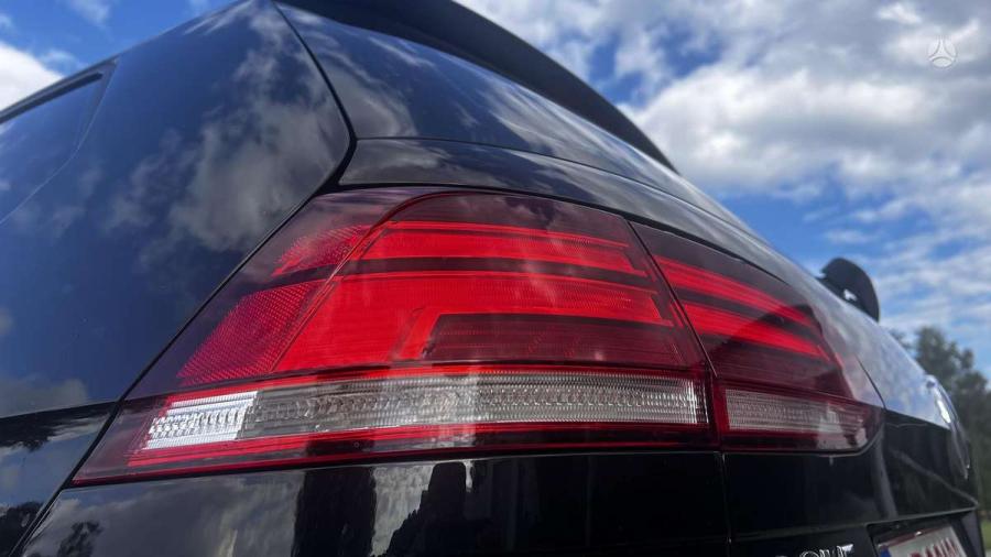 Black Volkswagen Golf 2018 in Utena, with an engine capacity of 1.00 L and mileage of 249 thousand km for 7250 €, photo 35 on AUTOMOTO.COM.LV