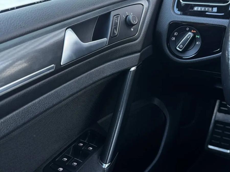 Melns Volkswagen Golf 2019 Rīga, ar dzinēja tilpumu 2.00 L un nobraukumu 231 tūkst. km par 13500 €, foto 24 vietnē AUTOMOTO.COM.LV