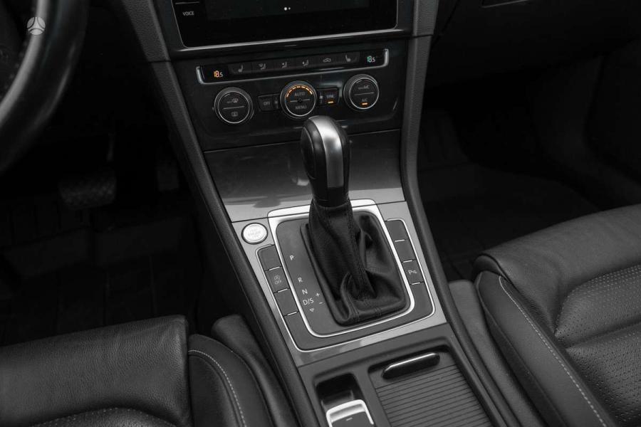 Black Volkswagen Golf 2019 in Vilnius, with an engine capacity of 1.50 L and mileage of 157 thousand km for 13950 €, photo 25 on AUTOMOTO.COM.LV