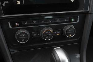 Black Volkswagen Golf 2019 in Vilnius, with an engine capacity of 1.50 L and mileage of 157 thousand km for 13950 €, photo 26 on AUTOMOTO.COM.LV