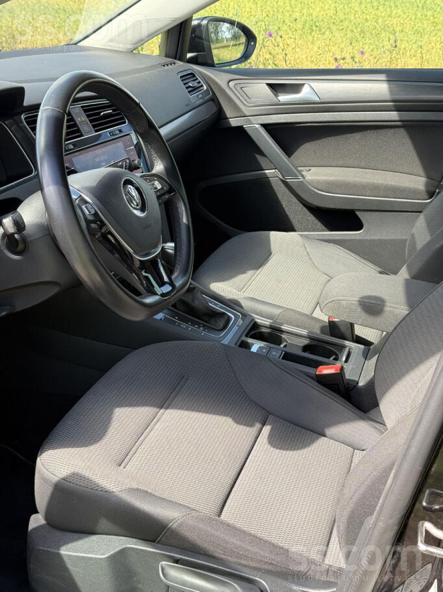 Black Volkswagen Golf 2019 in Riga, with an engine capacity of 1.50 L and mileage of 208 thousand km for 9990 €, photo 11 on AUTOMOTO.COM.LV
