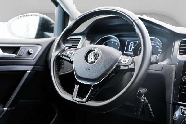Black Volkswagen Golf 2019 in Kaunas, with an engine capacity of 1.00 L and mileage of 195 thousand km for 9490 €, photo 7 on AUTOMOTO.COM.LV