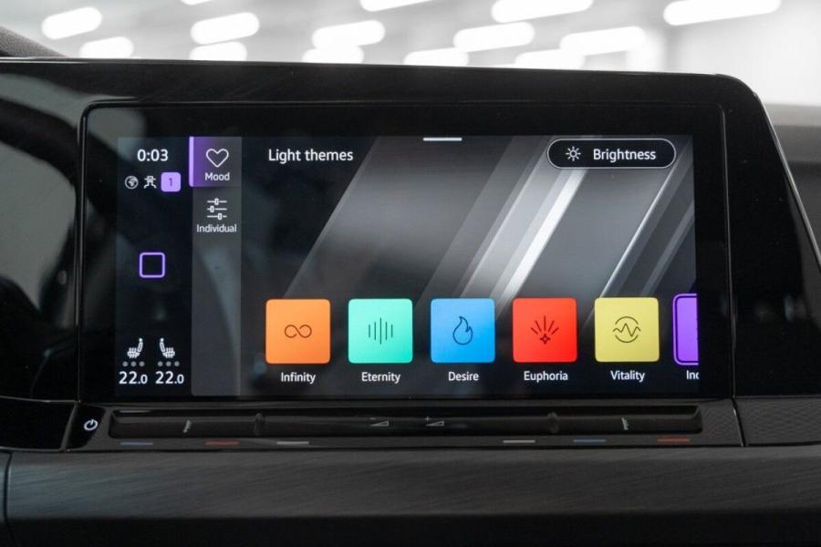 Black Volkswagen Golf 2021 in Vilnius, with an engine capacity of 2.00 L and mileage of 135 thousand km for 18200 €, photo 20 on AUTOMOTO.COM.LV