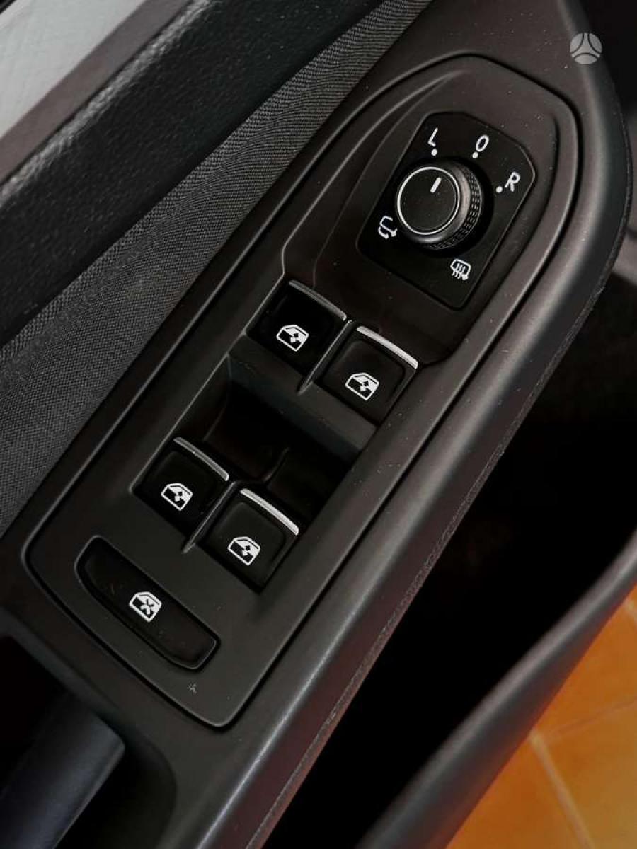 Black Volkswagen Golf 2021 in Kaunas, with an engine capacity of 1.97 L and mileage of 226 thousand km for 12900 €, photo 12 on AUTOMOTO.COM.LV