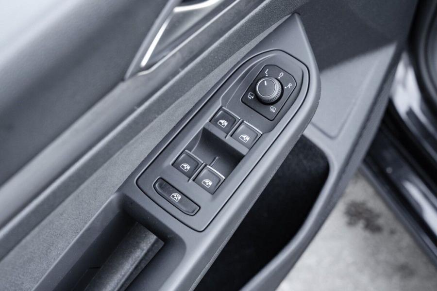 Black Volkswagen Golf 2022 in Riga, with an engine capacity of 2.00 L and mileage of 139 thousand km for 17450 €, photo 11 on AUTOMOTO.COM.LV