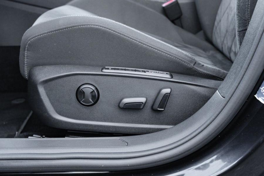 Black Volkswagen Golf 2022 in Riga, with an engine capacity of 2.00 L and mileage of 139 thousand km for 17450 €, photo 12 on AUTOMOTO.COM.LV