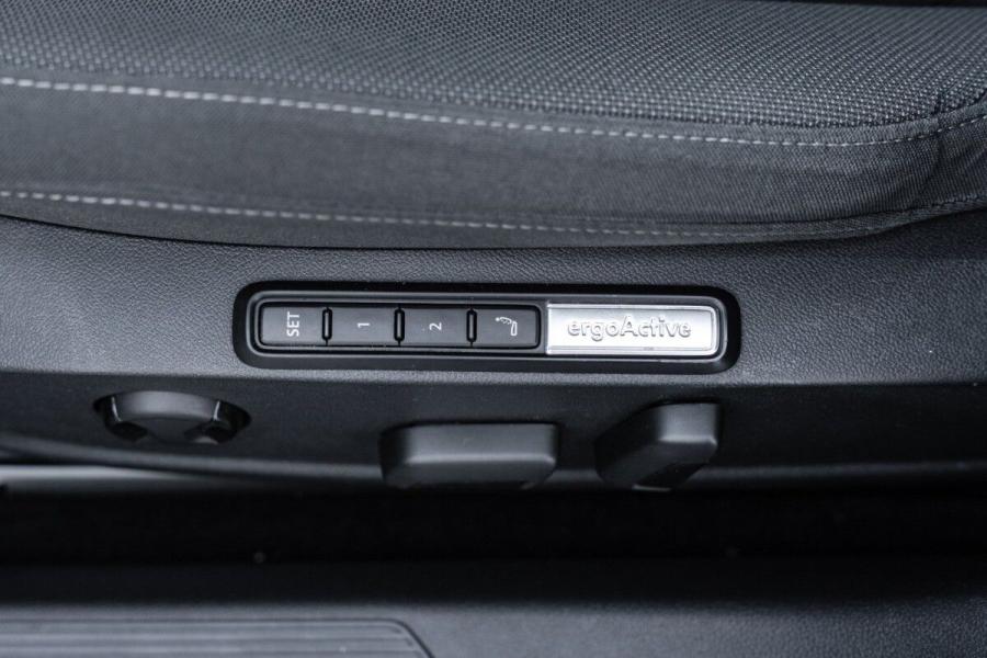 Black Volkswagen Golf 2022 in Riga, with an engine capacity of 2.00 L and mileage of 139 thousand km for 17450 €, photo 13 on AUTOMOTO.COM.LV