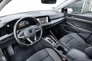 Black Volkswagen Golf 2022 in Riga, with an engine capacity of 2.00 L and mileage of 139 thousand km for 17450 €, photo 31 on AUTOMOTO.COM.LV