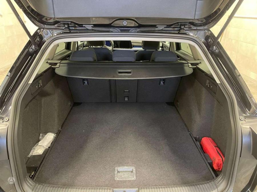 Black Volkswagen Golf 2023 in Marijampole, with an engine capacity of 1.00 L and mileage of 89 thousand km for 15972 €, photo 19 on AUTOMOTO.COM.LV