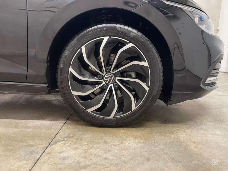 Black Volkswagen Golf 2023 in Marijampole, with an engine capacity of 1.00 L and mileage of 89 thousand km for 15972 €, photo 21 on AUTOMOTO.COM.LV