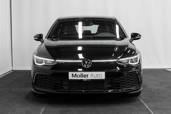 Melns Volkswagen Golf 2023 Tallina, ar dzinēja tilpumu 2.00 L un nobraukumu 10 tūkst. km par 31900 €, foto 2 vietnē AUTOMOTO.COM.LV