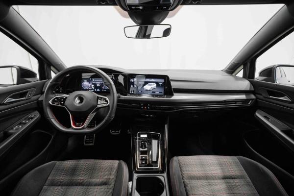 Melns Volkswagen Golf 2023 Tallina, ar dzinēja tilpumu 2.00 L un nobraukumu 10 tūkst. km par 31900 €, foto 9 vietnē AUTOMOTO.COM.LV