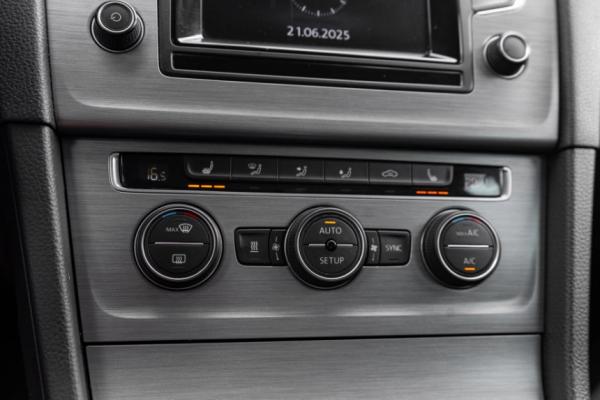 Zils Volkswagen Golf 2014 Rīga, ar dzinēja tilpumu 1.60 L un nobraukumu 360 tūkst. km par 5900 €, foto 5 vietnē AUTOMOTO.COM.LV