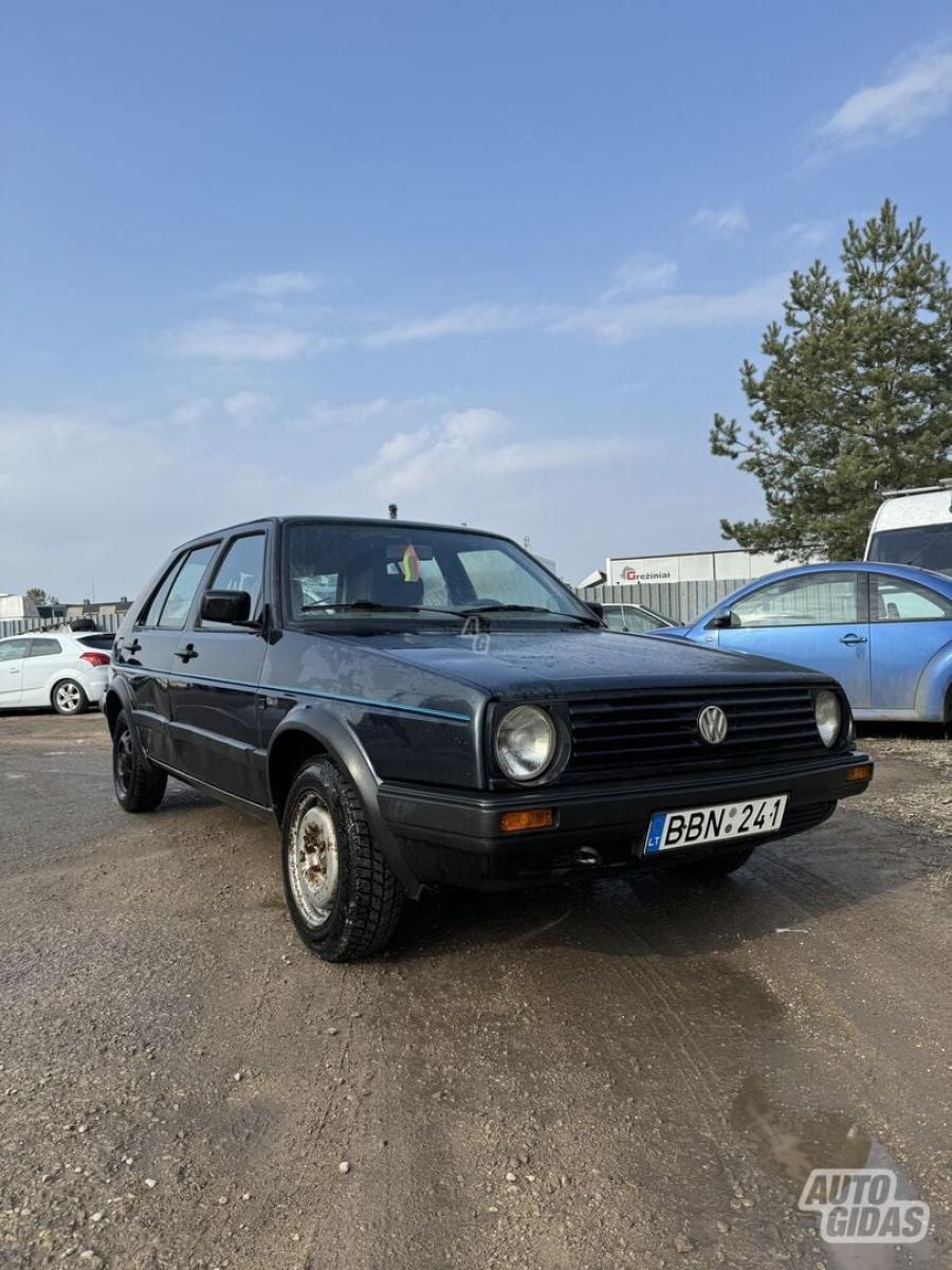 Zils Volkswagen Golf 1990 Viļņa, ar dzinēja tilpumu 1.60 L un nobraukumu 150 tūkst. km par 550 €, foto 1 vietnē AUTOMOTO.COM.LV