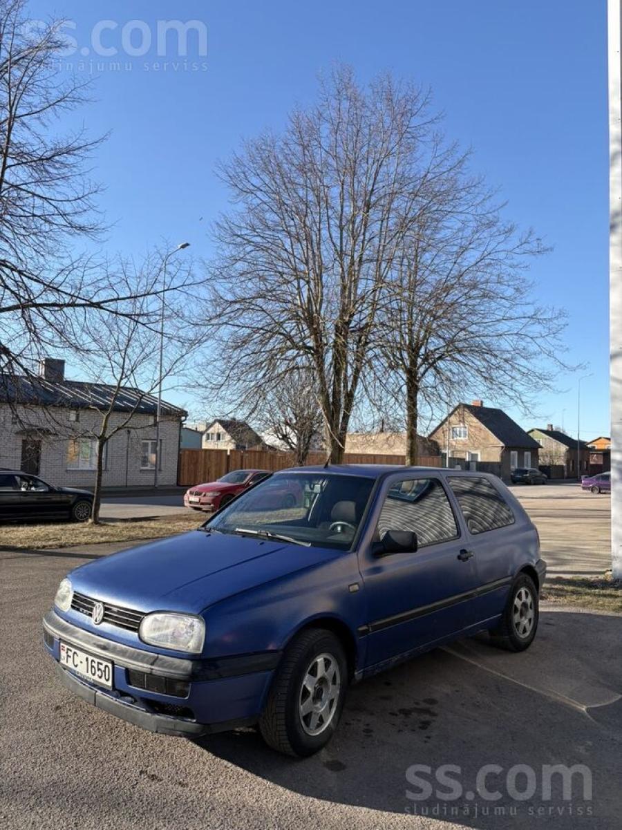 Zils Volkswagen Golf 1992 Liepāja, ar dzinēja tilpumu 1.40 L un nobraukumu 284 tūkst. km par 750 €, foto 1 vietnē AUTOMOTO.COM.LV