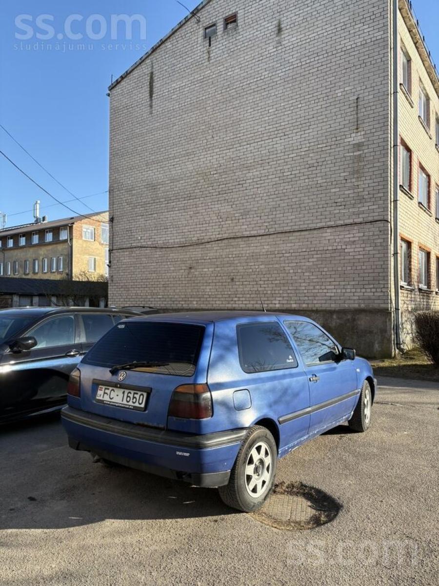 Zils Volkswagen Golf 1992 Liepāja, ar dzinēja tilpumu 1.40 L un nobraukumu 284 tūkst. km par 750 €, foto 3 vietnē AUTOMOTO.COM.LV