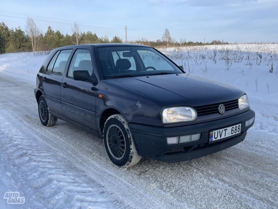 Blue Volkswagen Golf 1994 in Vilnius, with an engine capacity of 1.60 L and mileage of 136 thousand km for 950 €, photo 3 on AUTOMOTO.COM.LV