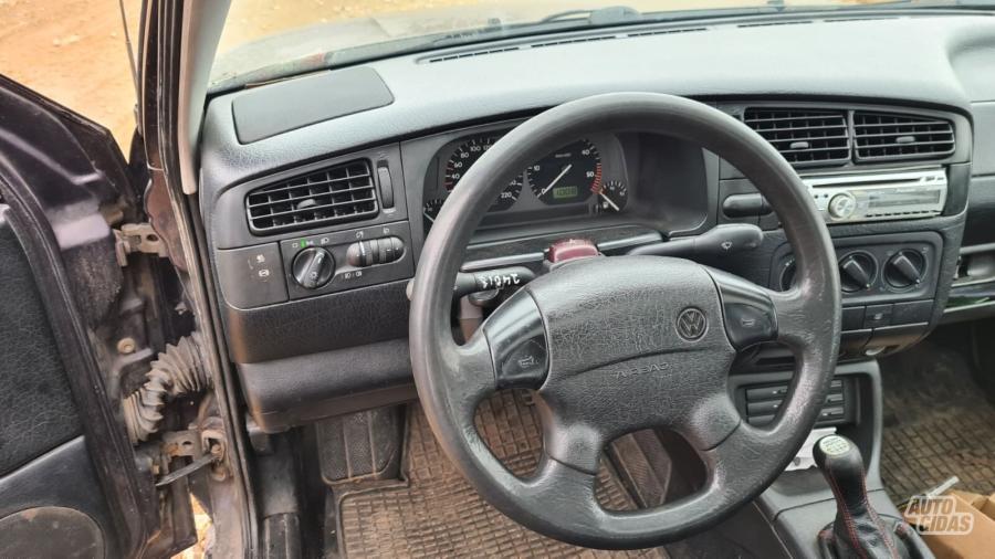 Zils Volkswagen Golf 1994 Viļņa, ar dzinēja tilpumu 1.90 L un nobraukumu 48 tūkst. km par 1050 €, foto 5 vietnē AUTOMOTO.COM.LV