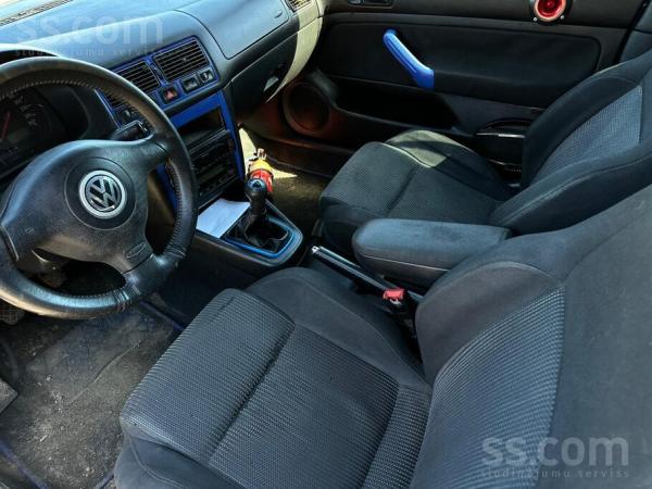 Blue Volkswagen Golf 1998 in Riga, with an engine capacity of 1.60 L and mileage of 321 thousand km for 1100 €, photo 6 on AUTOMOTO.COM.LV