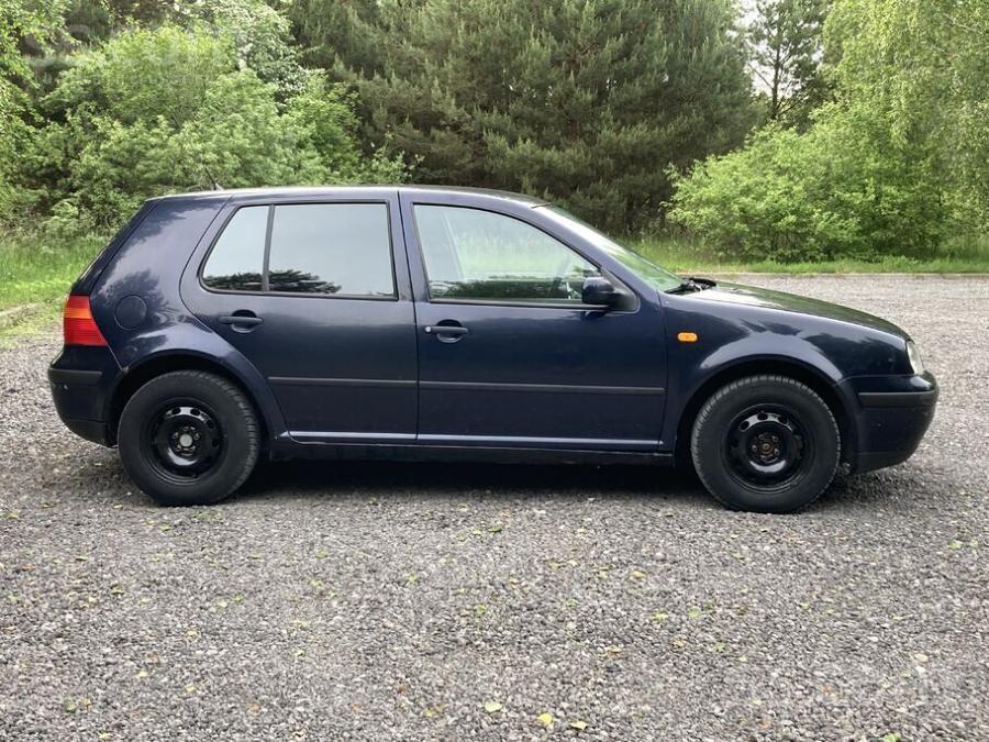 Blue Volkswagen Golf 1998 in Liepaja, with an engine capacity of 1.60 L and mileage of 396 thousand km for 800 €, photo 5 on AUTOMOTO.COM.LV