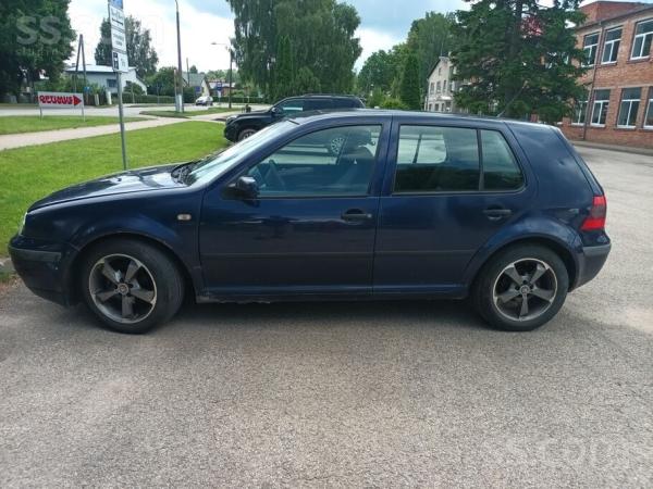 Zils Volkswagen Golf 1998 Cēsis, ar dzinēja tilpumu 1.60 L un nobraukumu 336 tūkst. km par 900 €, foto 1 vietnē AUTOMOTO.COM.LV