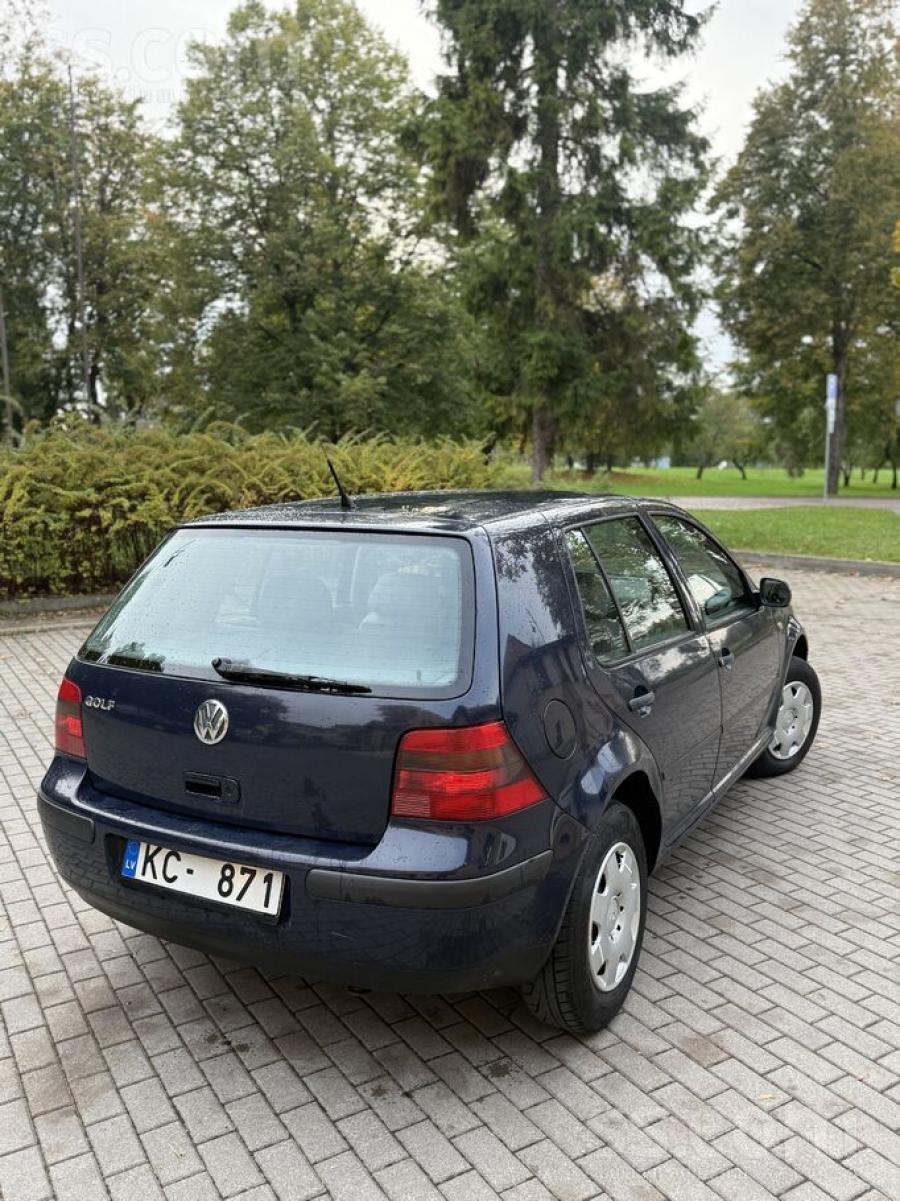 Zils Volkswagen Golf 1998 Kuldīga, ar dzinēja tilpumu 1.40 L un nobraukumu 165 tūkst. km par 1100 €, foto 1 vietnē AUTOMOTO.COM.LV