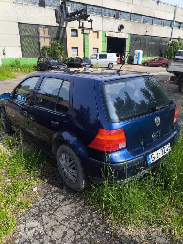 Blue Volkswagen Golf 1999 in Ogre, with an engine capacity of 1.60 L and mileage of 256 thousand km for 400 €, photo 3 on AUTOMOTO.COM.LV