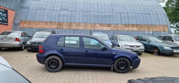 Zils Volkswagen Golf 1999 Valmiera, ar dzinēja tilpumu 2.00 L un nobraukumu 289 tūkst. km par 900 €, foto 2 vietnē AUTOMOTO.COM.LV