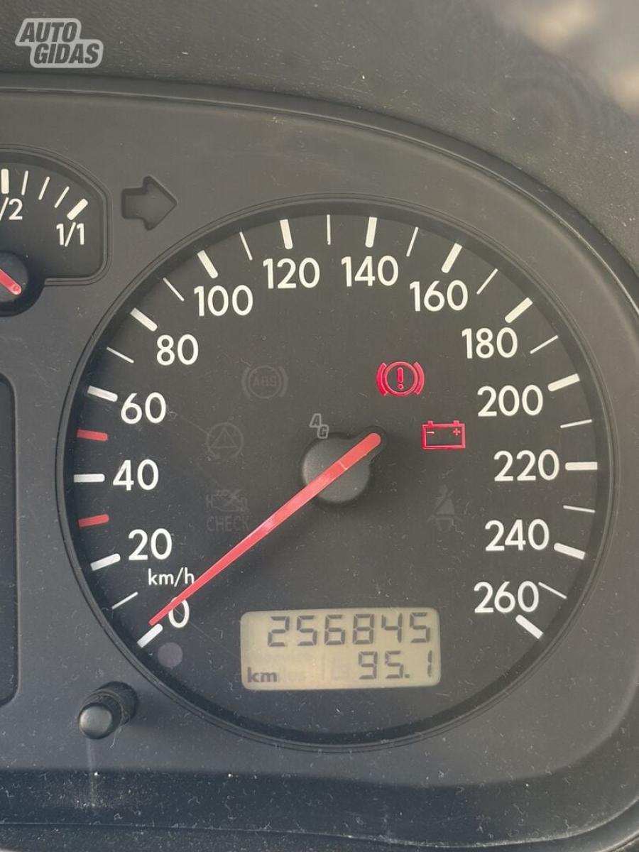 Zils Volkswagen Golf 1999 Viļņa, ar dzinēja tilpumu 1.90 L un nobraukumu 257 tūkst. km par 1100 €, foto 8 vietnē AUTOMOTO.COM.LV
