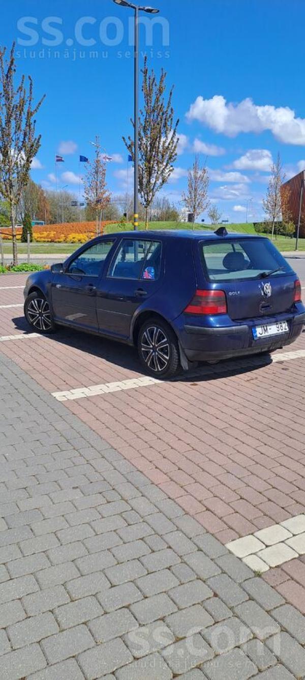 Blue Volkswagen Golf 2000 in Ventspils, with an engine capacity of 1.60 L and mileage of 305 thousand km for 850 €, photo 4 on AUTOMOTO.COM.LV