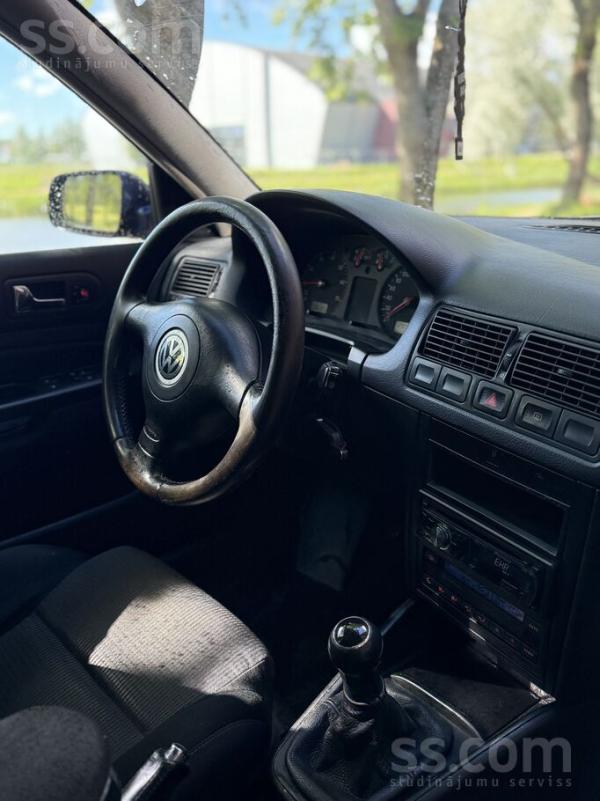 Blue Volkswagen Golf 2000 in Kuldiga, with an engine capacity of 1.60 L and mileage of 300 thousand km for 1150 €, photo 7 on AUTOMOTO.COM.LV