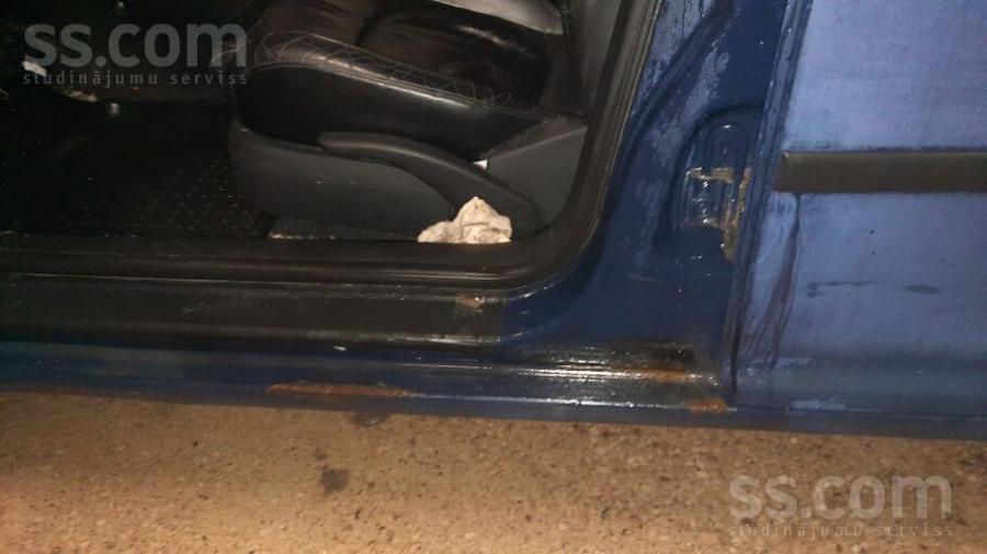 Blue Volkswagen Golf 2000 in Daugavpils, with an engine capacity of 1.90 L and mileage of 335 thousand km for 950 €, photo 15 on AUTOMOTO.COM.LV