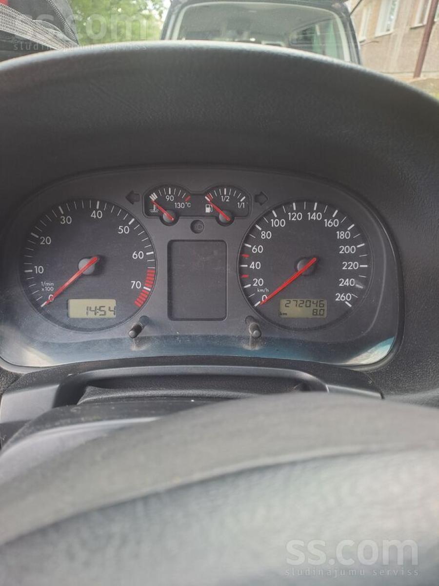 Zils Volkswagen Golf 2000 Daugavpils, ar dzinēja tilpumu 2.00 L un nobraukumu 272 tūkst. km par 1300 €, foto 8 vietnē AUTOMOTO.COM.LV