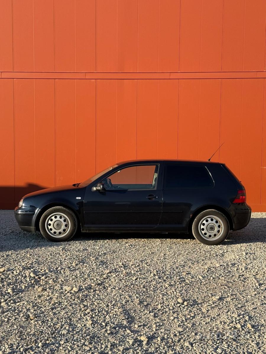 Zils Volkswagen Golf 2000 Tallina, ar dzinēja tilpumu 1.90 L un nobraukumu 218 tūkst. km par 2300 €, foto 4 vietnē AUTOMOTO.COM.LV